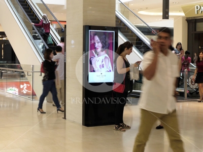 Kate Spade (Indoor Digital Standee Display) – Brandavision